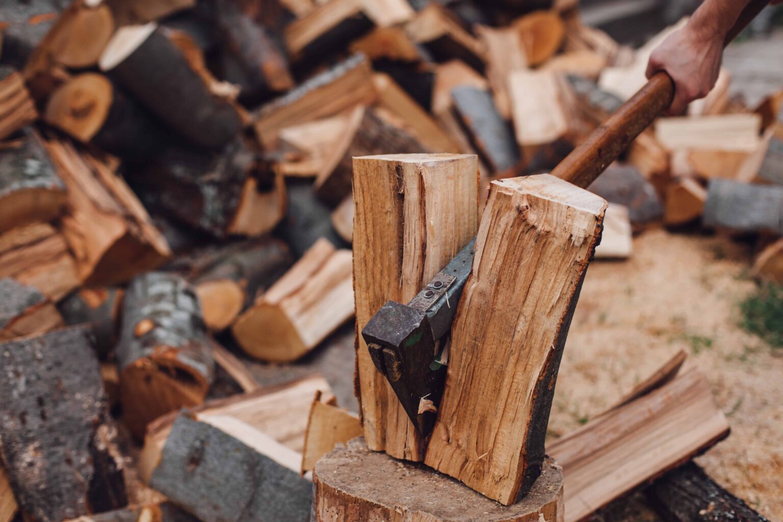 How to Split Wood and Logs with an Axe [2023 Updated] - Awesome Axes